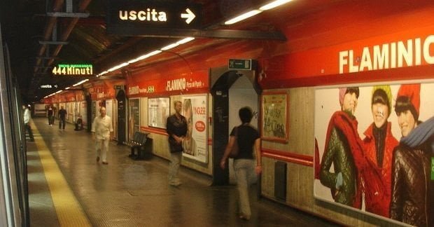 Roma, paura nella metro. Fermato un uomo armato di obliteratrice | Lercio Roma, paura nella metro. Fermato un uomo armato di obliteratrice | Lercio