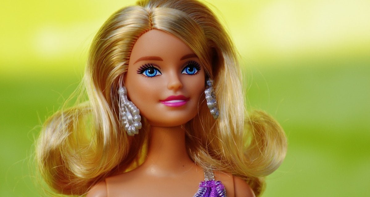 Gender gap, Mattel lancia la prima Barbie che guadagna come Ken | Lercio Gender gap, Mattel lancia la prima Barbie che guadagna come Ken | Lercio